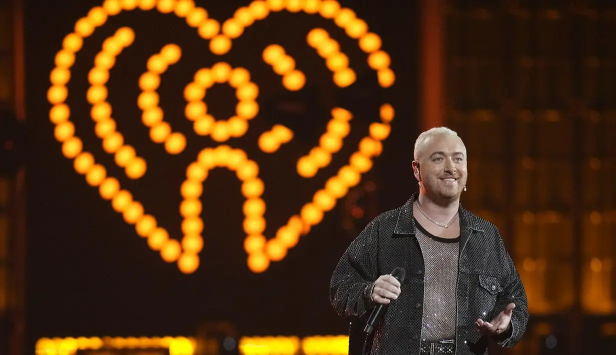 Sam Smith Beraksi di Panggung iHeartRadio Music Festival dengan Gaya ...