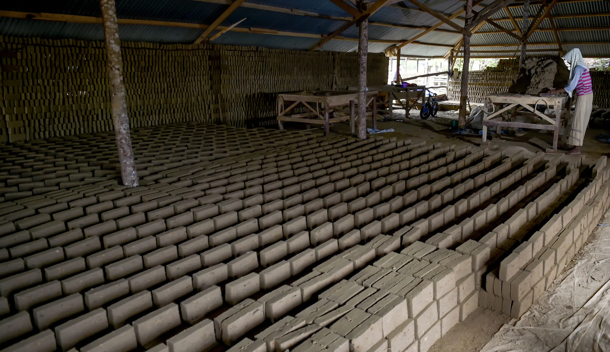 FOTO: Potret Aktivitas Pekerja Pabrik Batu Bata di Aceh - Foto Liputan6.com