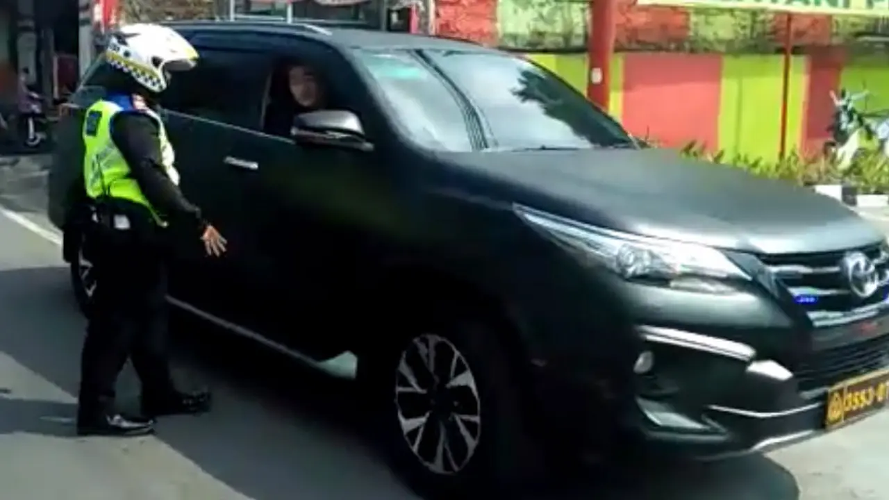 Top 3 News: Polisi Pastikan Pelat dan STNK Mobil Polri yang Ditilang di ...