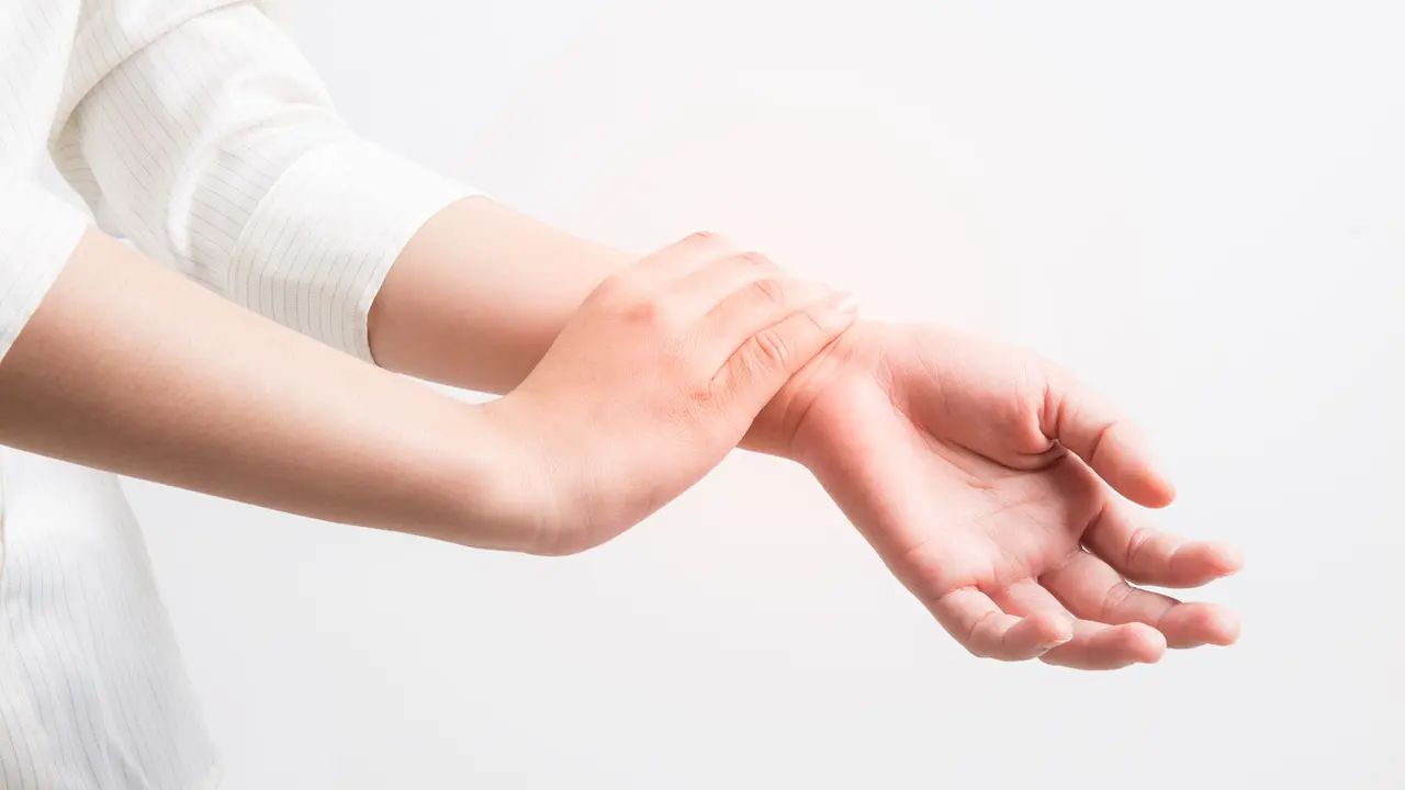 Mengenali Penyebab Kebas pada Tangan dan Tips Mengatasinya