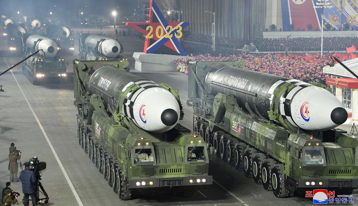 Kim Jong Un Saksikan Parade Militer 75 Tahun Tentara Rakyat Korea - Foto Liputan6.com