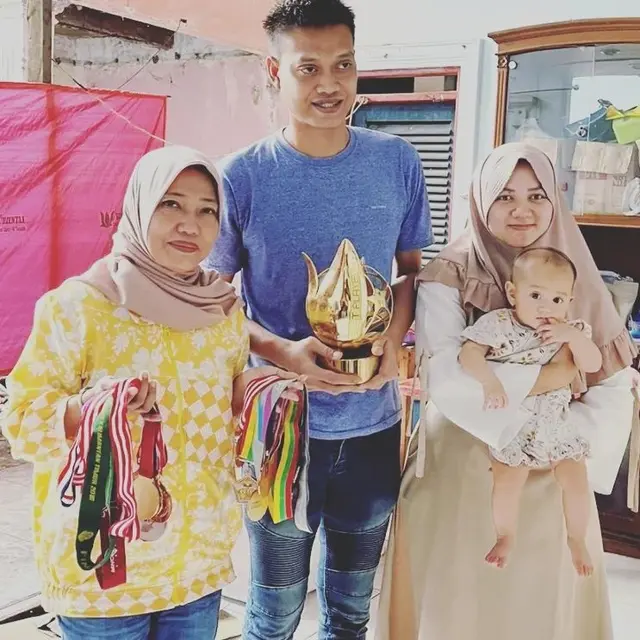 Menyorot Azhiera Adzka Fathir, Istri Kurnia Meiga Eks Kiper Timnas yang ...