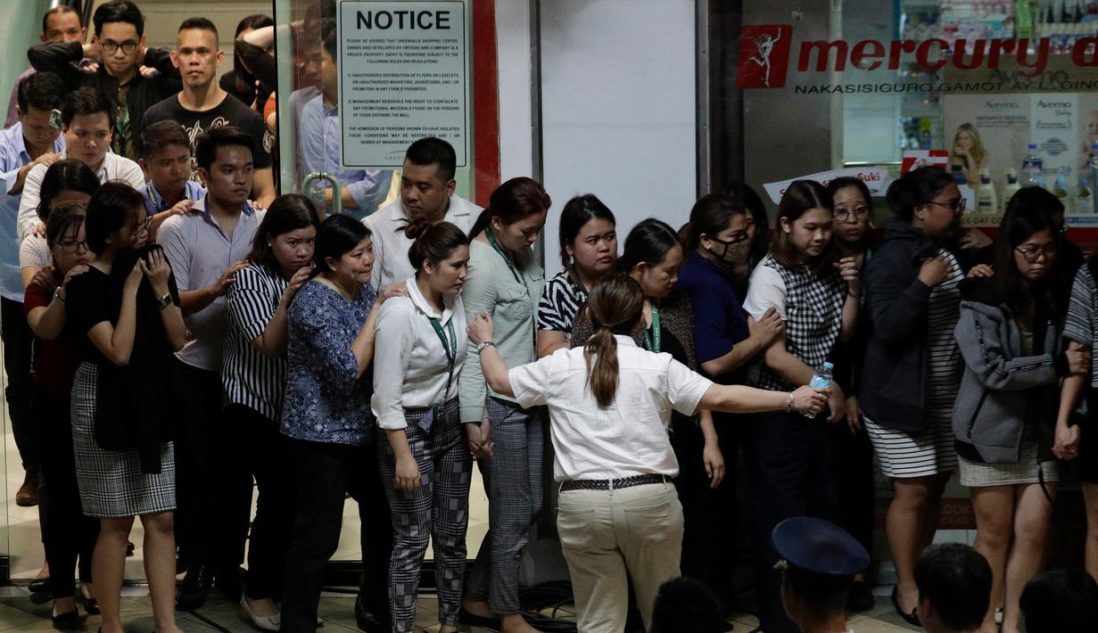 FOTO: Detik-Detik Polisi Bekuk Penyandera 30 Orang di Manila