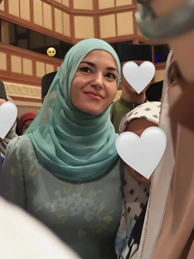 6 Pesona Menawan Anisha Rosnah Dibalut Baju Kurung Hijau Mint saat Halal Bihalal Bareng Ratusan ...