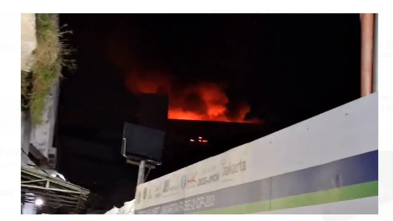 Kebakaran Glodok Plaza Belum Padam, Terdengar Ledakan hingga Dentuman ...