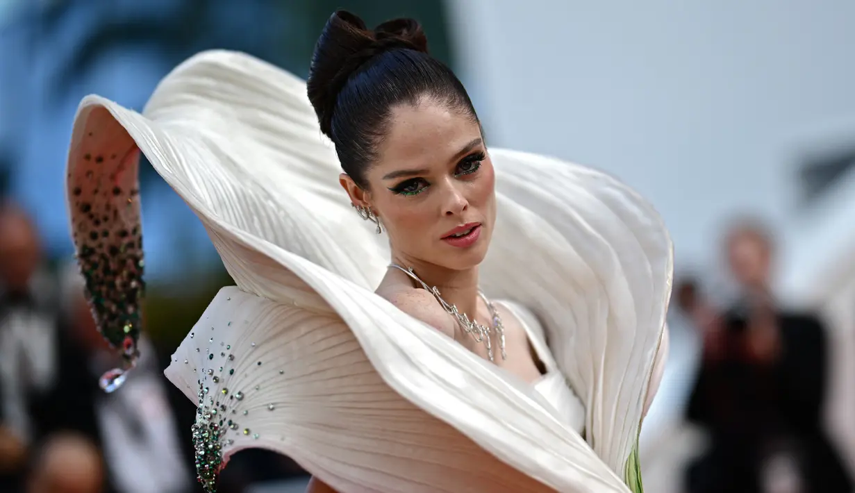 Model Coco Rocha Tampil Bak Bunga Hidup di Cannes 2024 - Foto Liputan6.com