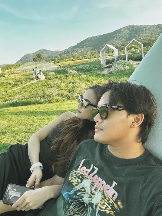 Potret Mesra Rizky Febian dan Mahalini Liburan di Thailand, Romantis ...