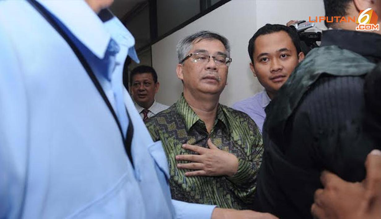 [FOTO] Wajah Lemas Akil Mochtar Saat Sidang Perdana - Foto Liputan6.com