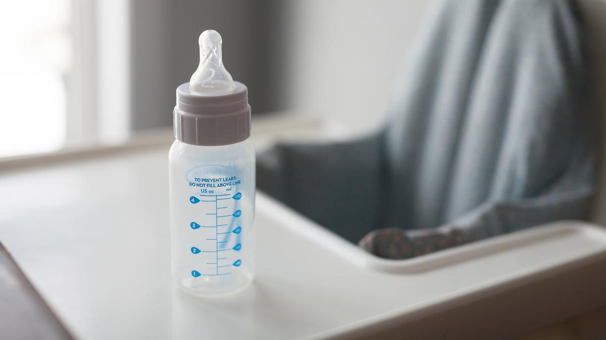 5 Cara Melepas Ketergantungan Botol Dot pada Anak