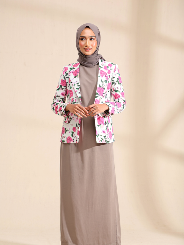 9 Model Gamis Jersey Sederhana dengan Outer Blazer, Inspirasi Gaya Modern