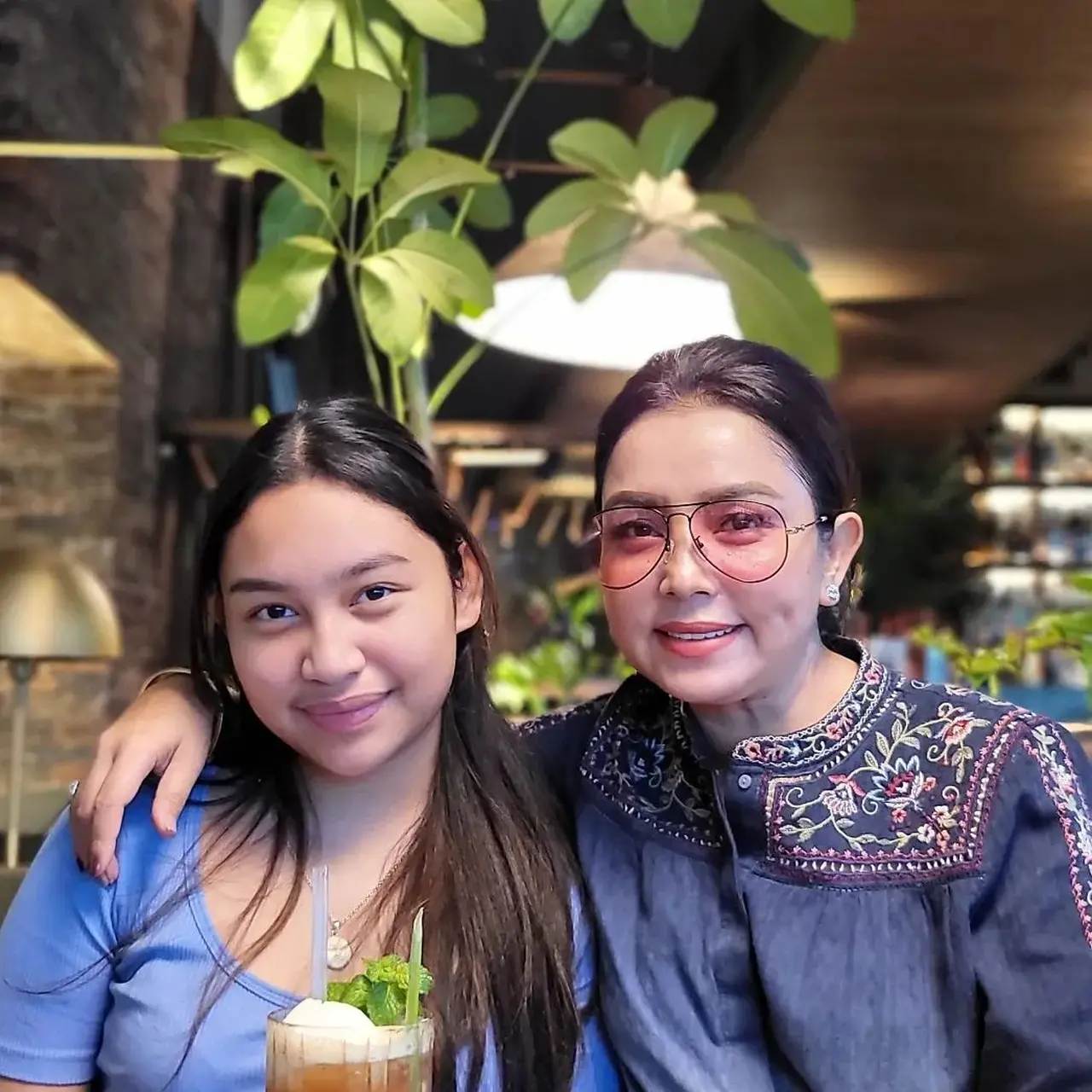 6 Potret Mayangsari dan Khirani Trihatmodjo dari Piknik sampai Salat Bareng, Kayak Kakak Adik ...