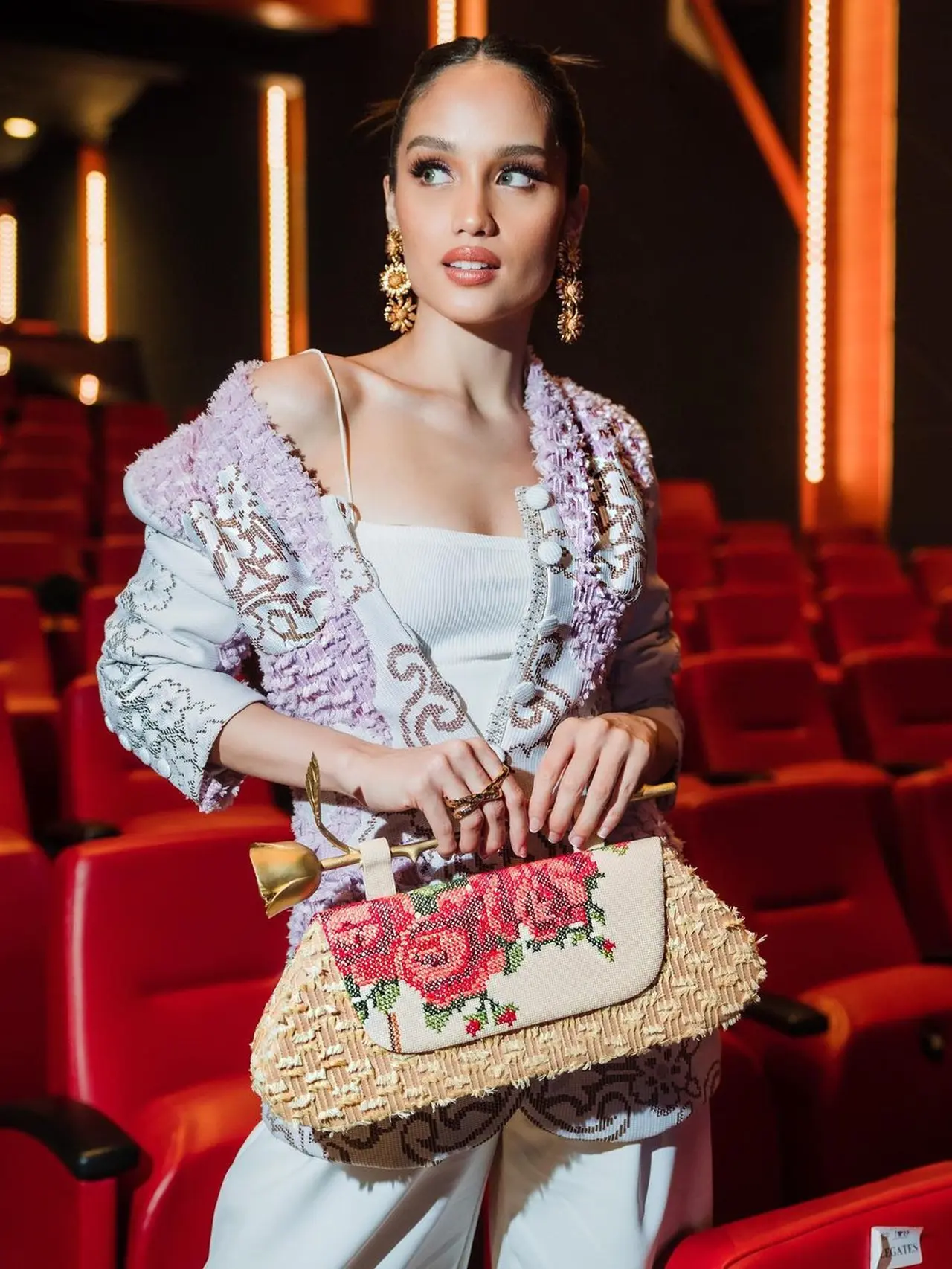 5 Inspirasi Padu Padan Outer dari Cinta Laura yang Wajib Dicoba