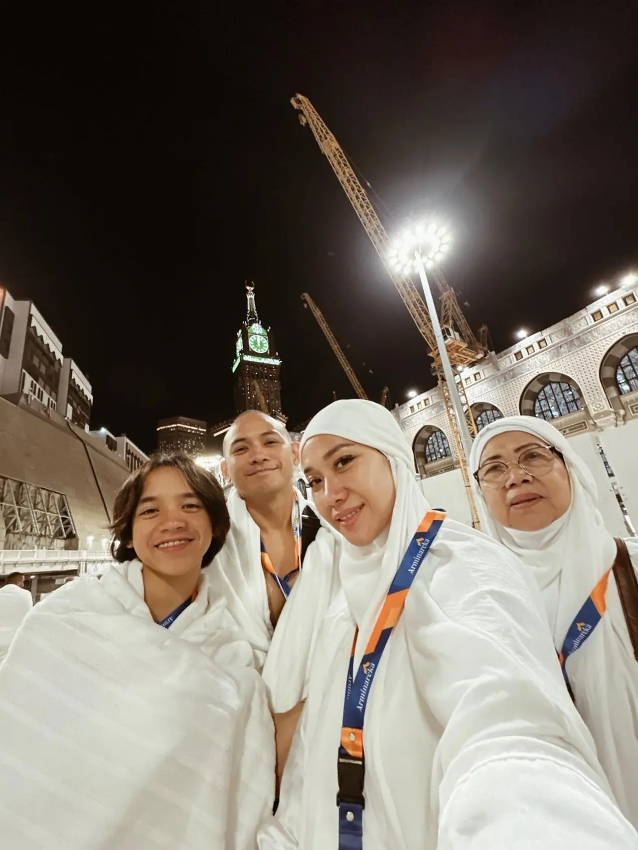 6 Potret BCL, Noah Sinclair dan Tiko Aryawardhana Jalani Umroh Usai Menikah - Hot Liputan6.com