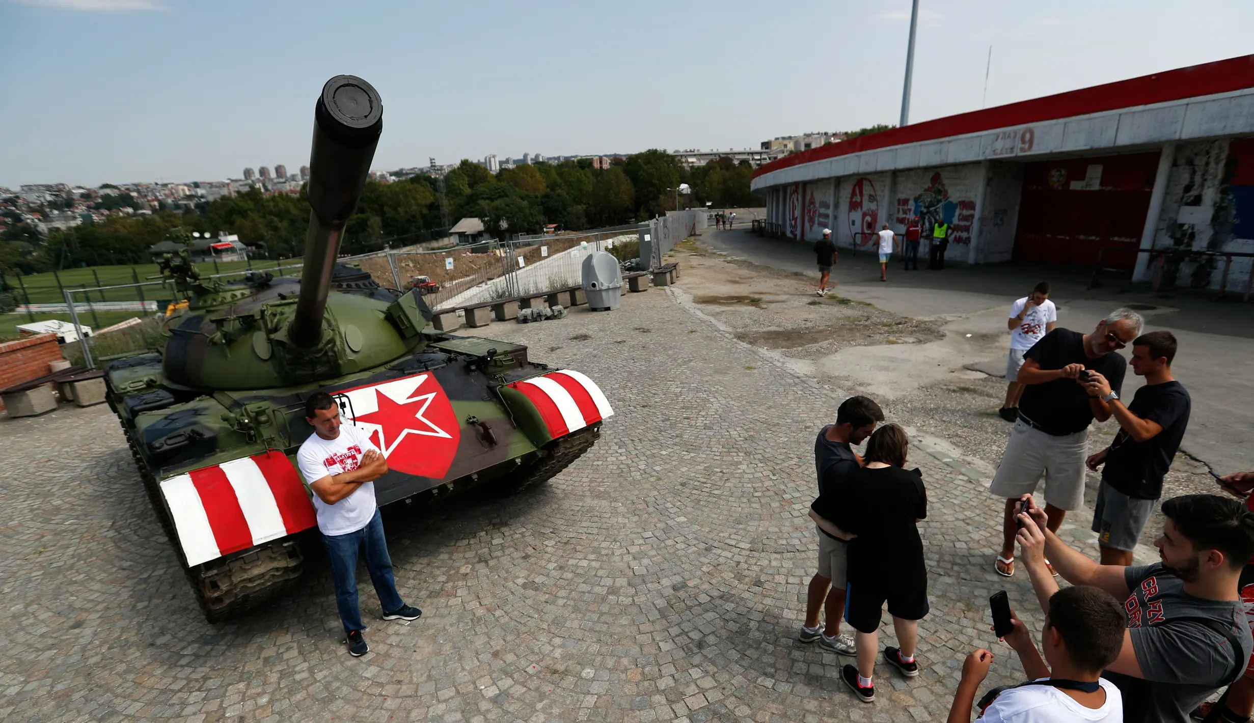 FOTO: Red Star Belgrade Bikin Gerah Kroasia, Parkir Tank Bekas Perang ...