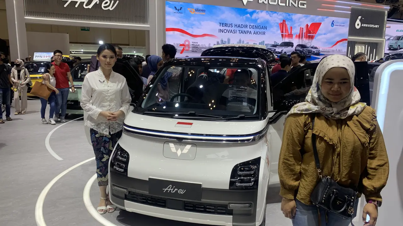 Gunakan Baju Adat, SPG GIIAS 2023 Turut Memeriahkan Hari Raya ...