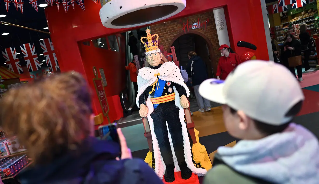 Raja Charles III dalam Versi Lego, Hampir Sama dengan Ukuran Aslinya ...