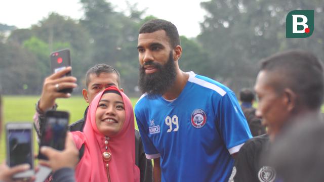 Sylvano Comvalius Ungkap Perbedaan Latihan di Arema dan Bali United ...