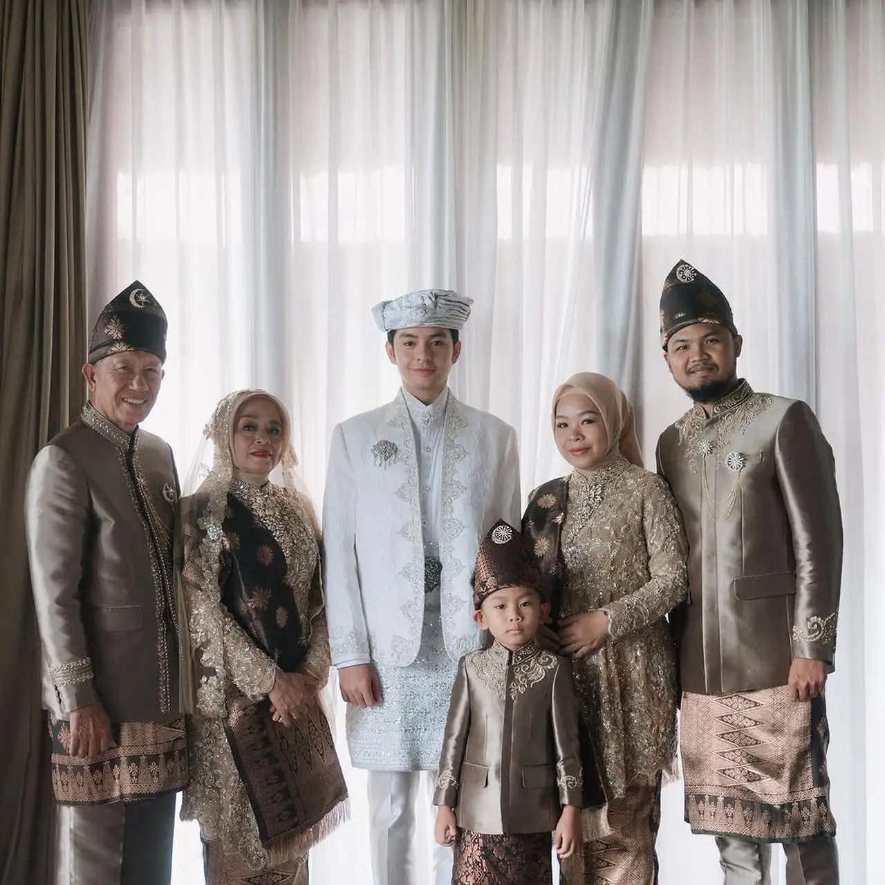 6 Potret Kakak Angga Yunanda di Pernikahan Adiknya, Serasi dengan Suami ...