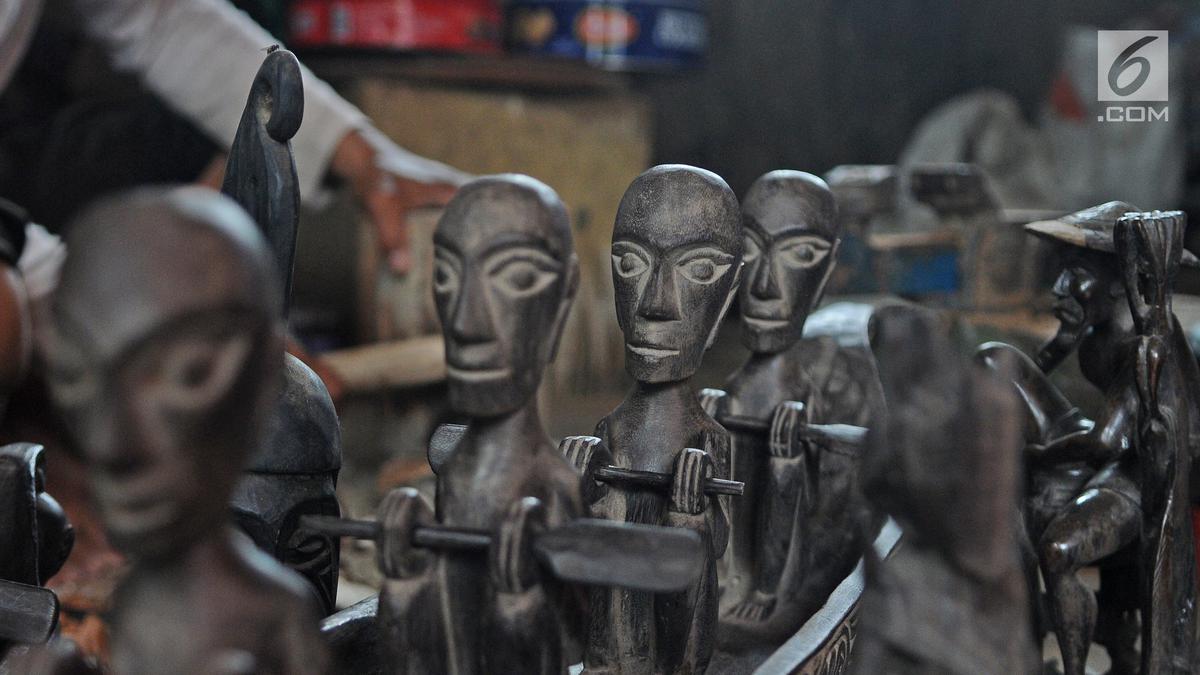 FOTO: Melestarikan Budaya Melalui Patung Ukiran Kayu - Foto Liputan6.com