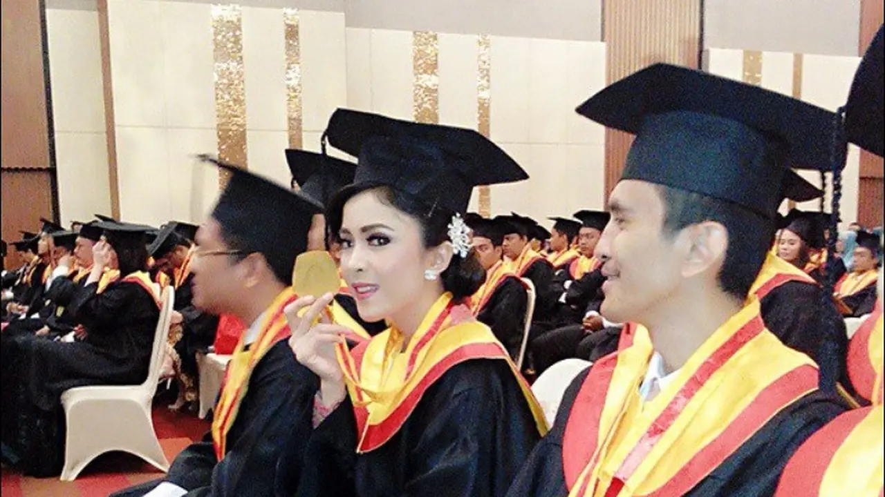 7 Potret Lawas Angelina Ci Kekasih Dodit Mulyanto, Pacaran 9 Tahun - Hot Liputan6.com