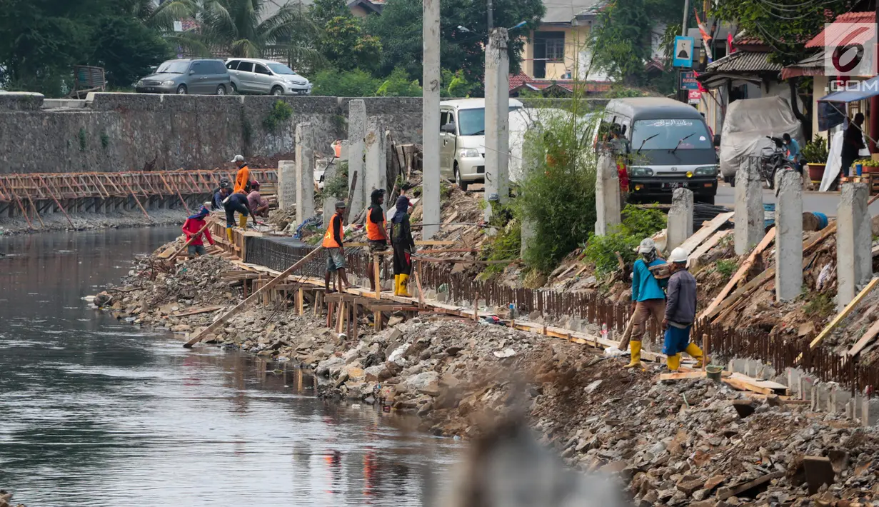FOTO: Antisipasi Banjir, Kali Grogol Dipasang Tanggul dan Turap - Foto Liputan6.com