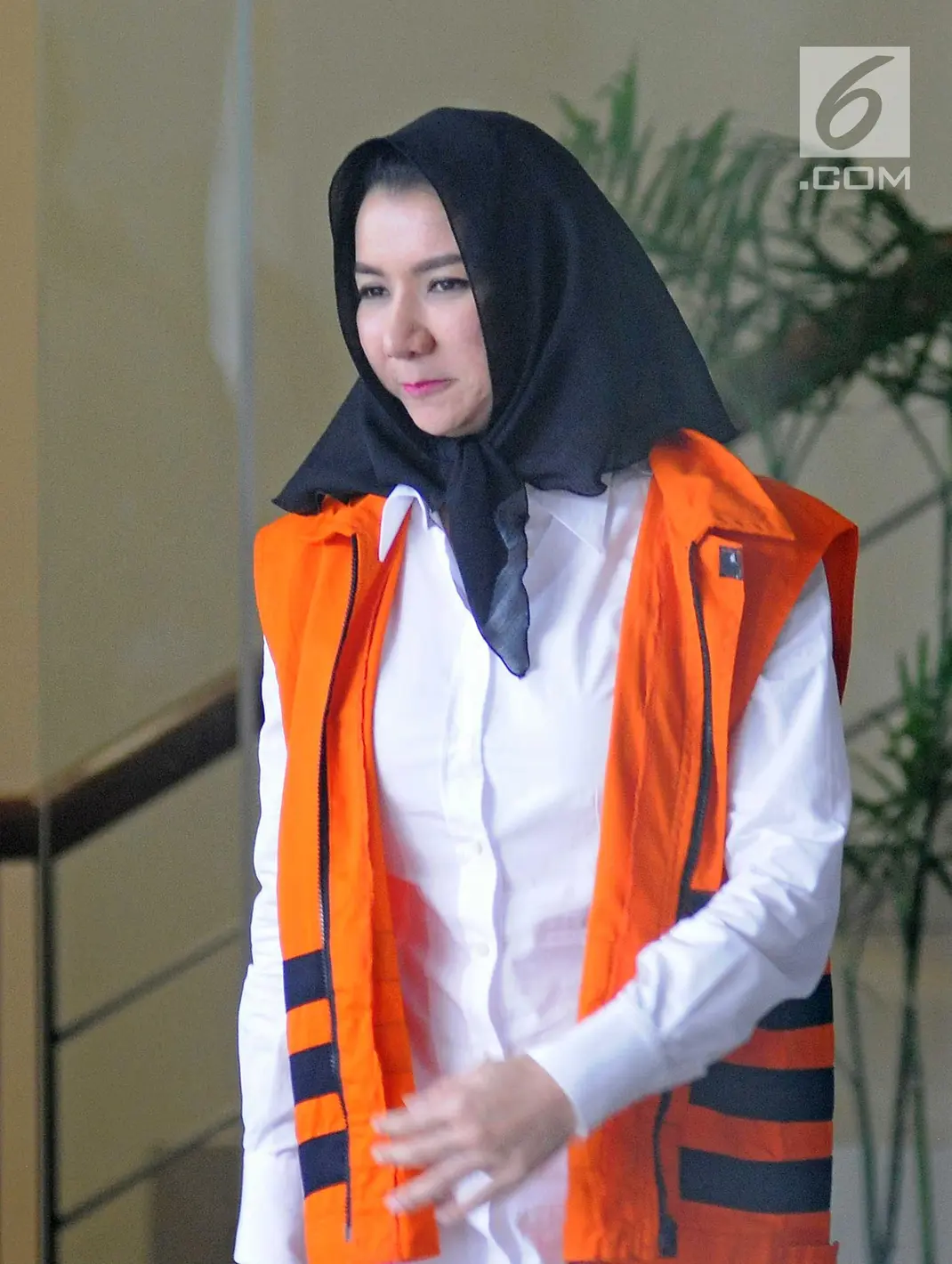 FOTO: Berkerudung Hitam, Bupati Cantik Rita Widyasari Kembali Diperiksa ...