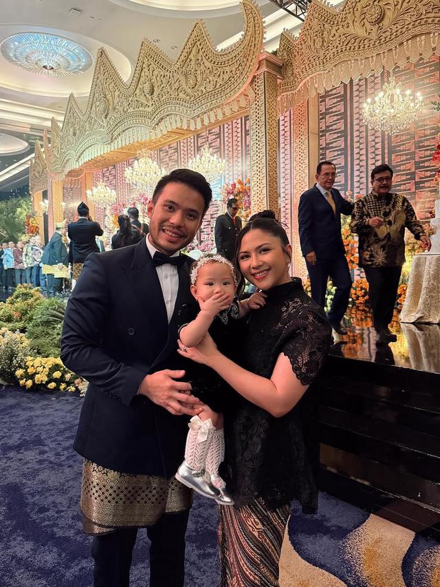 6 Potret Jessica Mila Kondangan Bareng Keluarga Suami, Anggun dan Modis