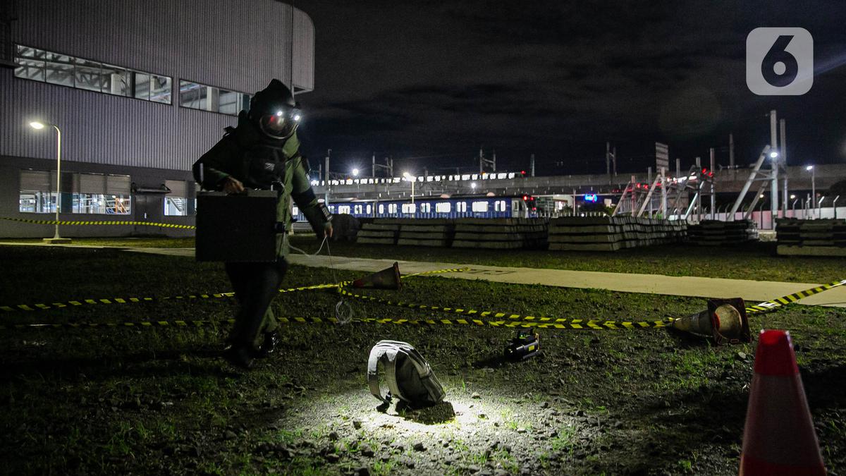 FOTO: Aksi Gegana Brimob Tangani Tas Diduga Bom di Depo MRT Lebak Bulus ...