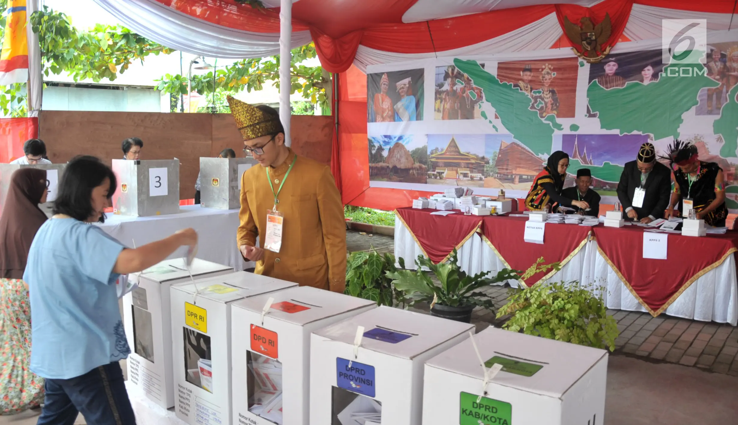 FOTO: Petugas KPPS di Semarang Kenakan Pakaian Khas Nusantara Jaga TPS ...