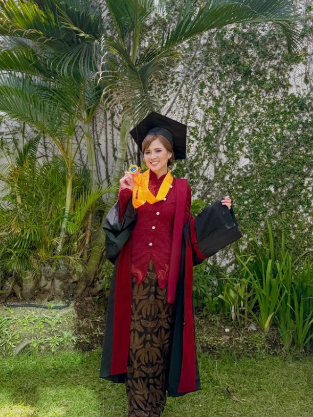 5 Model Kebaya Janggan Merah Chika Jessica saat Wisuda Sarjana, Cantik ...