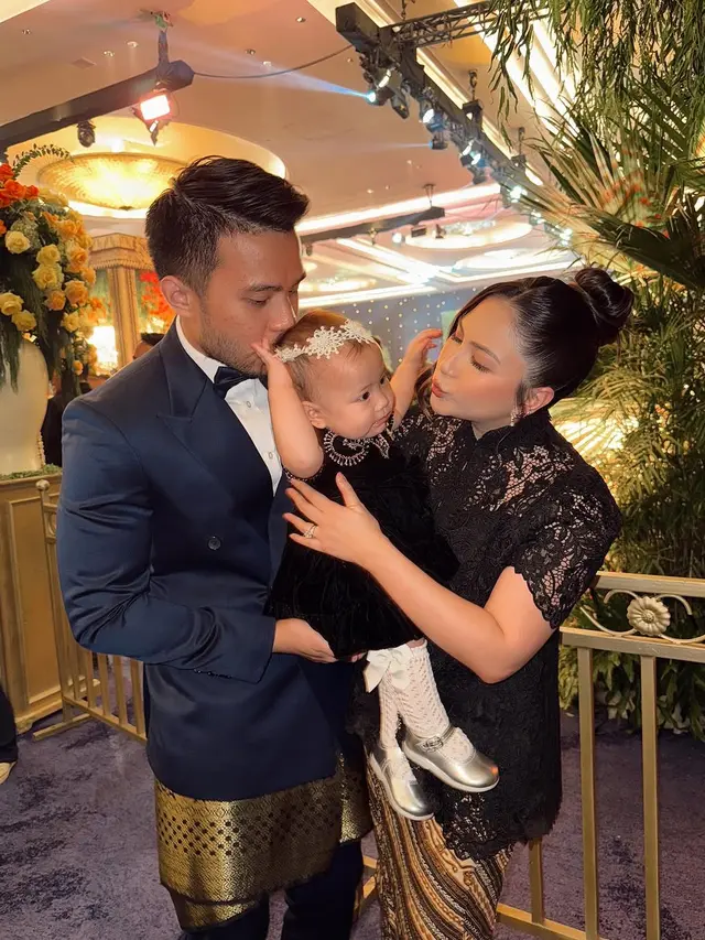 6 Potret Jessica Mila Kondangan Bareng Keluarga Suami, Anggun dan Modis ...