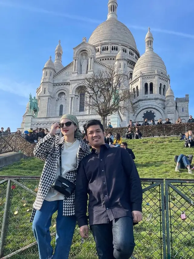 7 Potret Liburan Clara Bernadeth Bersama Suami di Paris yang Curi ...