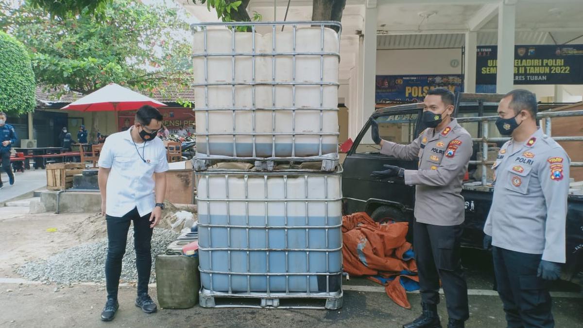 Polisi Bongkar Gudang Penimbunan BBM Solar Subsidi di Tuban - Surabaya Liputan6.com