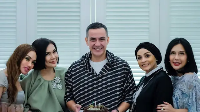 Awet Muda, Ini 6 Potret Terbaru Presenter Ferdy Hasan Bareng Istri ...