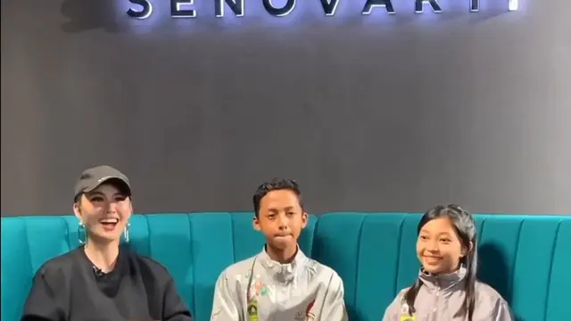7 Momen Bahagia Agnez Mo Bertemu Devina dan Kesya Murid SMPN 1 Ciawi ...