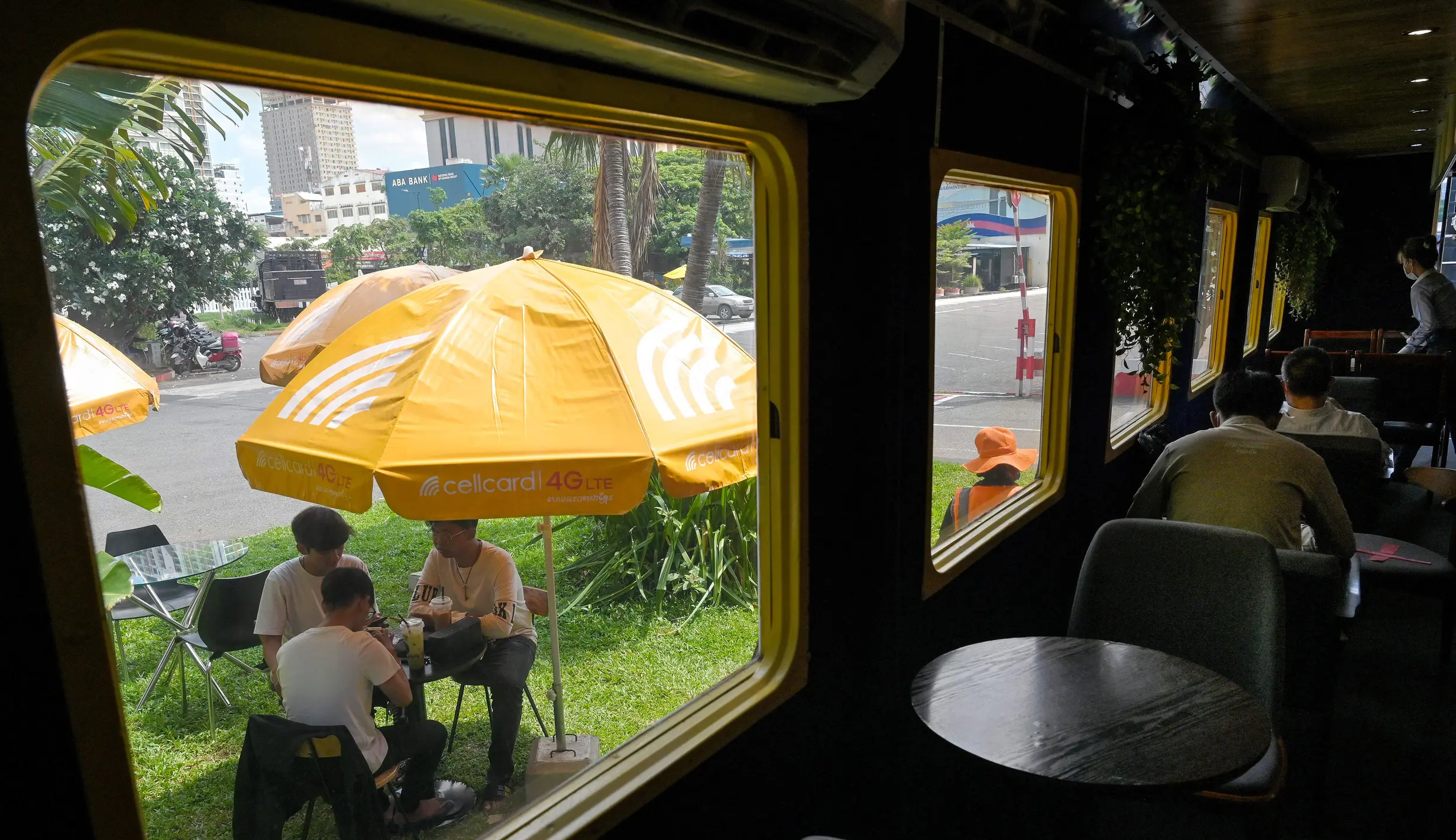 FOTO: Nongkrong di Kafe Kereta Api ala Kamboja - Foto Liputan6.com