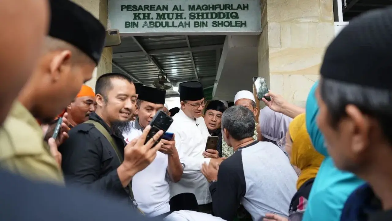 Anies Baswedan Ziarah ke Makam K.H. Muhammad Shiddiq, Kenang Sosok Mbah ...