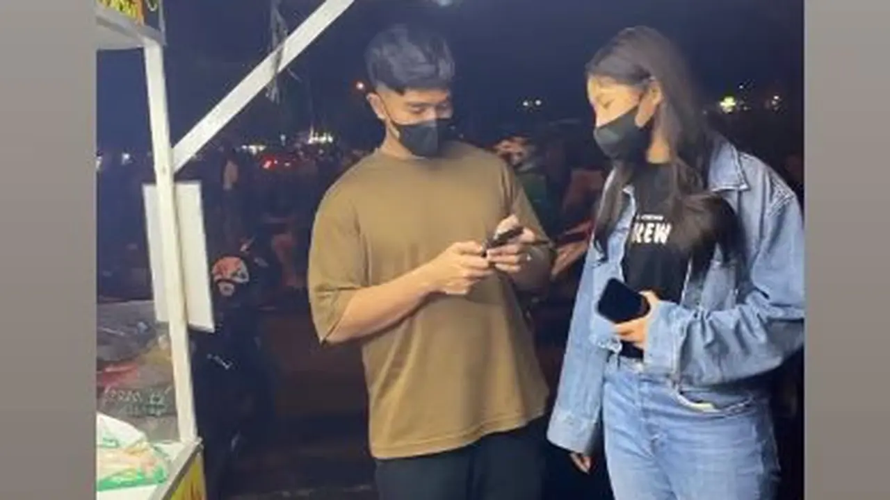 5 Potret Pengantin Baru Kaesang Pangarep dan Erina Gudono Makan di Warung Kaki Lima - Hot ...
