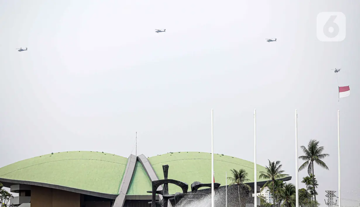 FOTO: HUT ke-76 TNI, Bendera Merah Putih Raksasa Berkibar di Langit ...