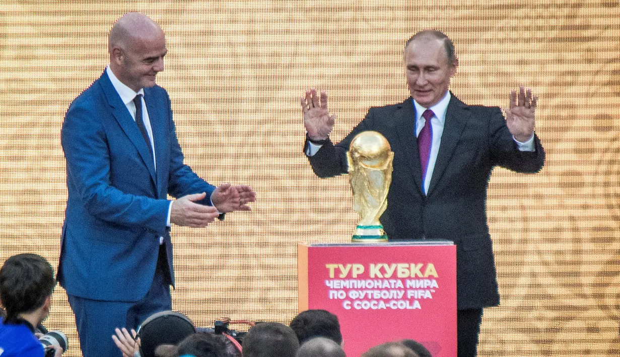 PHOTO: Ekspresi Vladimir Putin Saat Pegang Trofi Piala Dunia 2018 ...