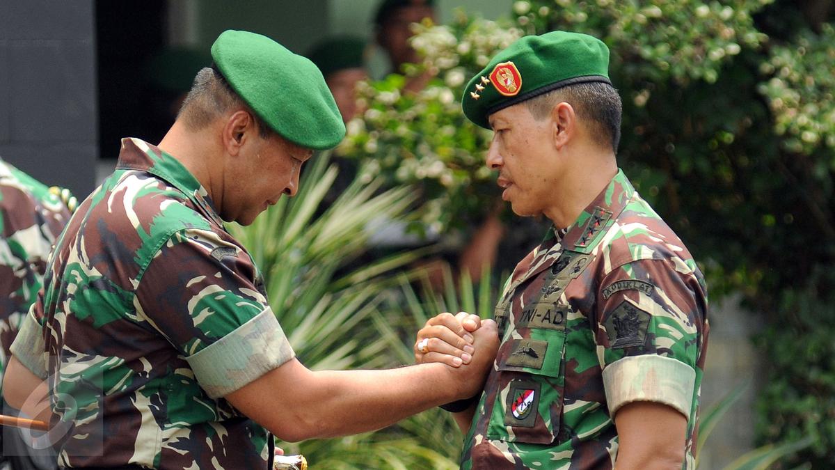 Letjen Agus Sutomo Serahkan Pasukan ke Mayjen Teddy Lhaksmana