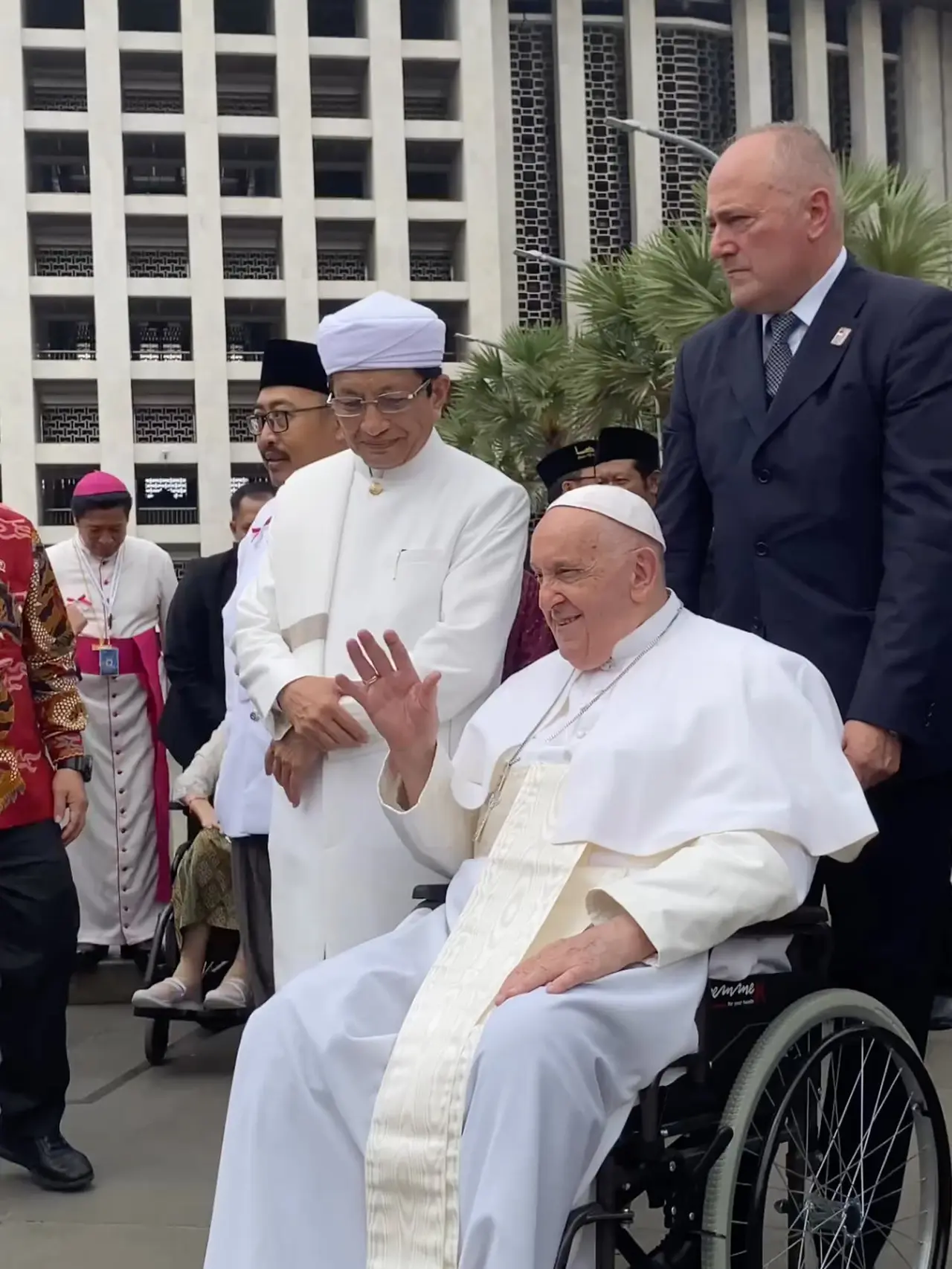 6 Potret Paus Fransiskus Ketemu Imam Besar Masjid Istiqlal, Jabat Tangan dan Cium Kening Gemakan ...