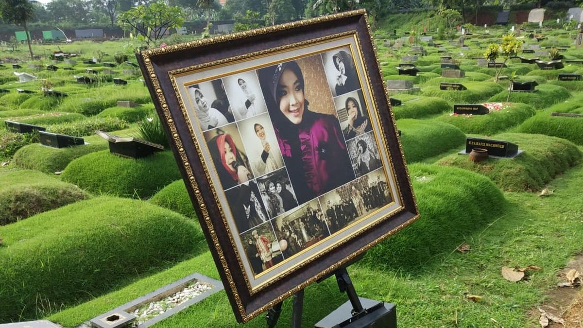 Rina Gunawan Dimakamkan Satu Liang Lahad dengan Almarhum Ayah