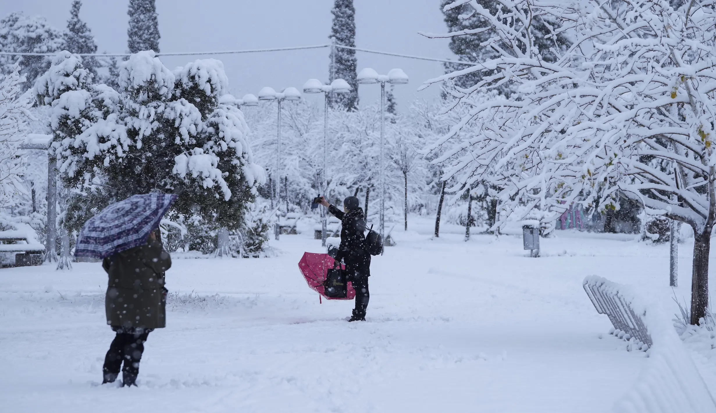 Cuaca Dingin Yunani Memutus Listrik Hingga Penutupan Jalan Raya - Foto ...