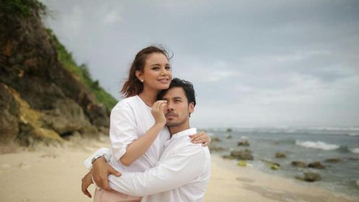 Nikmati Alam Bali, Rossa Bersandar Mesra kepada Chicco Jerikho ...