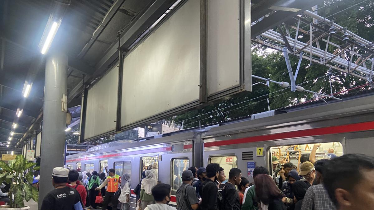 Menuju Malam Pergantian Tahun, KRL Jurusan Jakarta Kota Padat - News ...