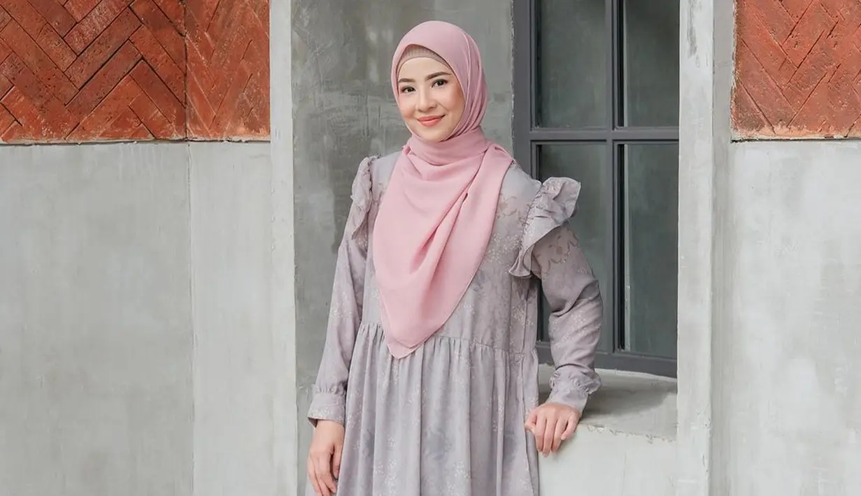 6 Inspirasi Gaya Hijab Syar’i ala Natasha Rizki yang Teduh Menawan - Photo Fimela.com