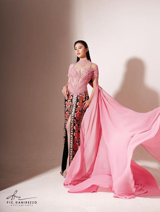 10 Pesona Zoe Levana Pakai Kebaya Pink-Gaun Bling Bling, Wakil ...
