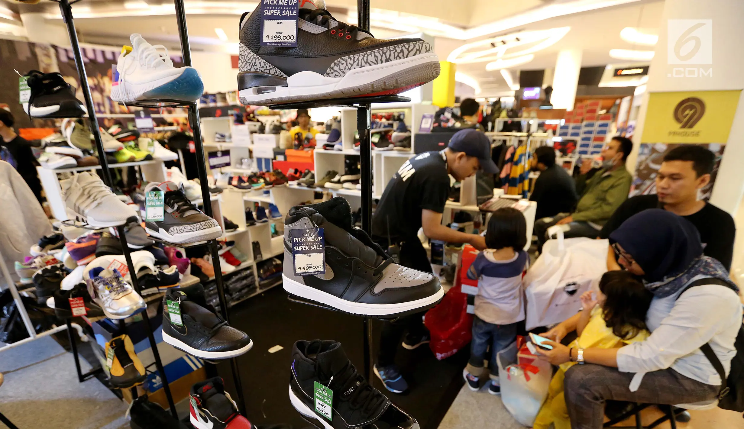 FOTO: Ada Sneaker Metallica Jokowi di Bazar Sepatu Kemang - Foto ...