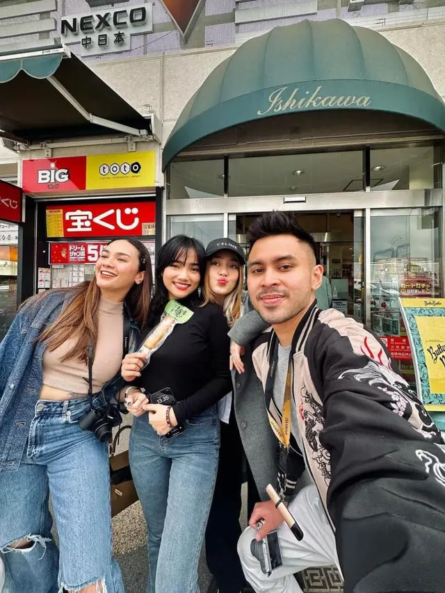 7 Potret Fuji Liburan Ke Jepang Pergi Ke Disneyland Jadi Impian Masa Kecilnya Hot